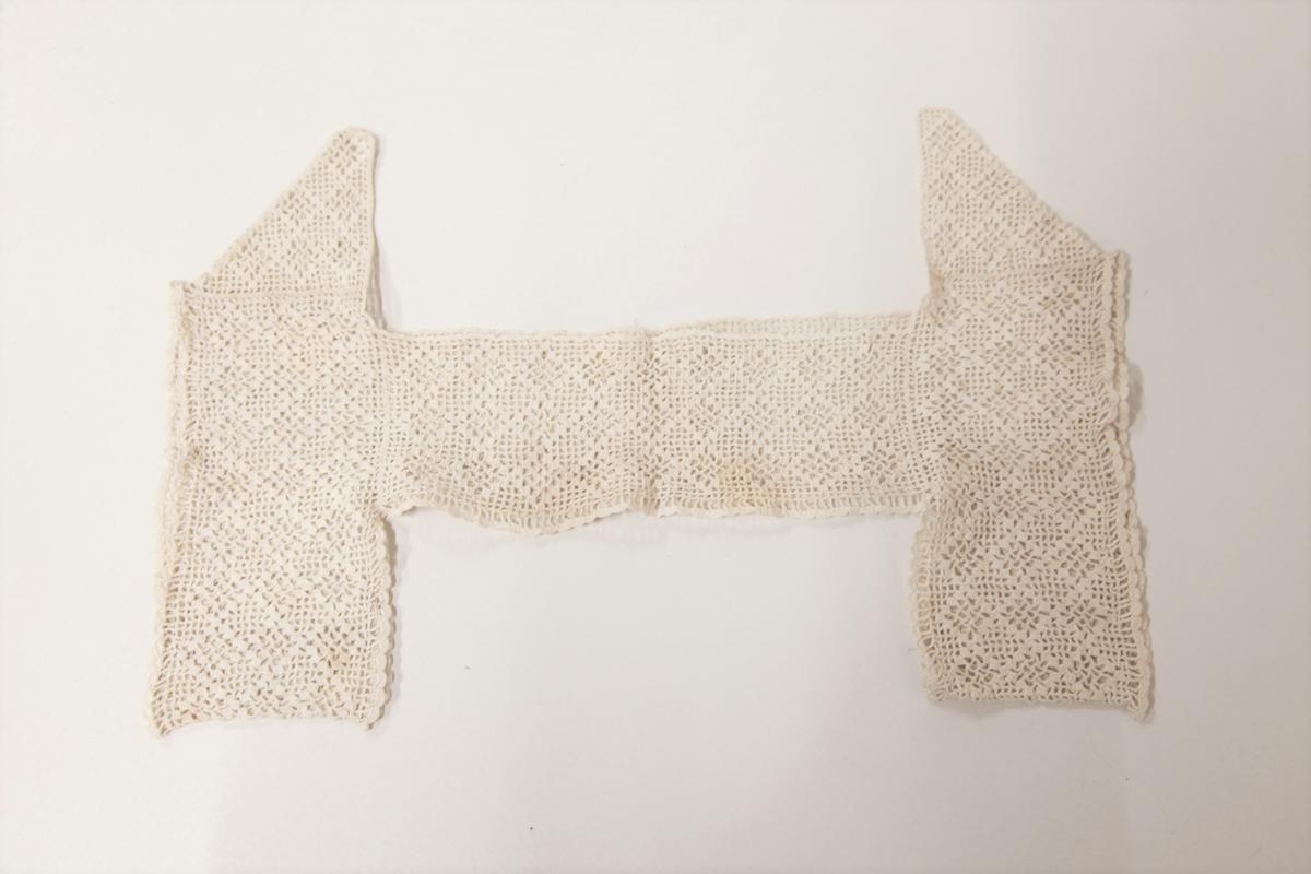 Ecru square collar - Te Whare Taonga o Waikato Museum & Gallery